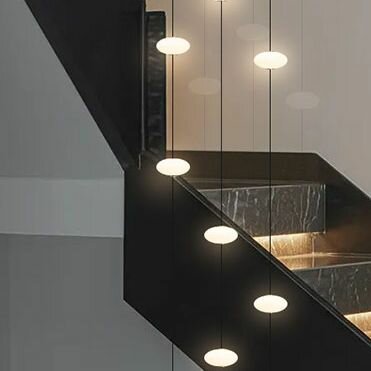 Простая подвесная светодиодная люстра на лестничной клетке двухуровневого павильона виллы