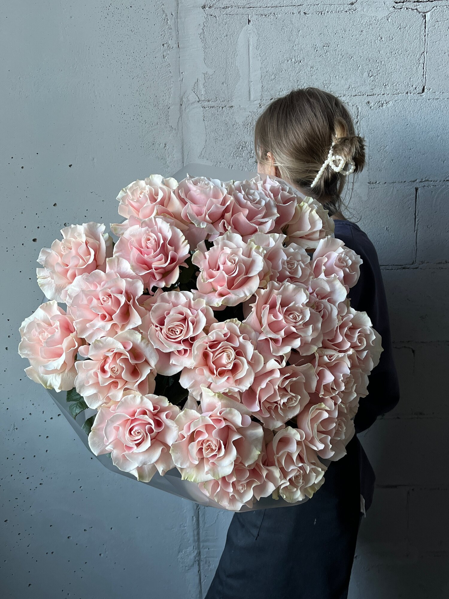 Букет из 25 розовых французских роз, в матовой пленке, французские розы, девушке, жене, подруге, маме, день рождения