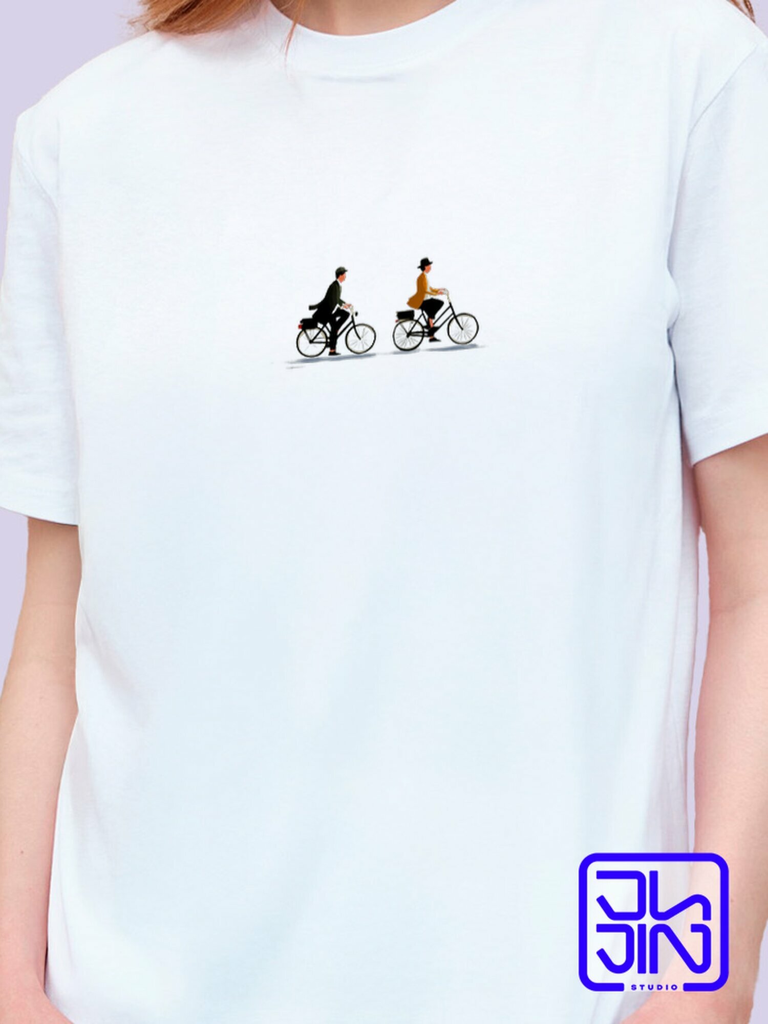 Футболка классическая женская с авторским принтом Минималистичная черно-белая иллюстрация пара велосипедистов на белом фоне, белый хлопковый трикотаж с прикольным рисунком на груди