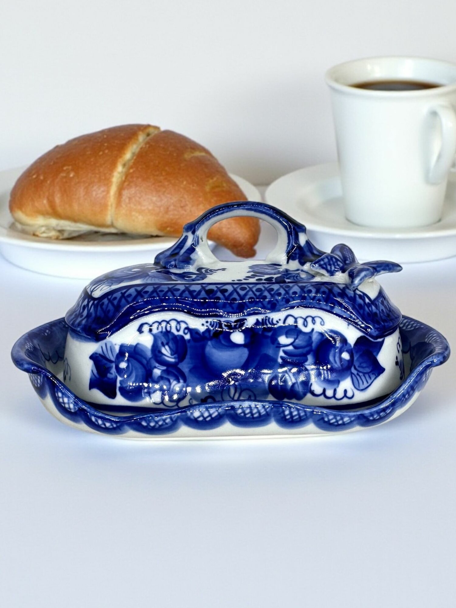 Масленка "Китобой", фарфор, ручная работа, гжель, глазурованное покрытие