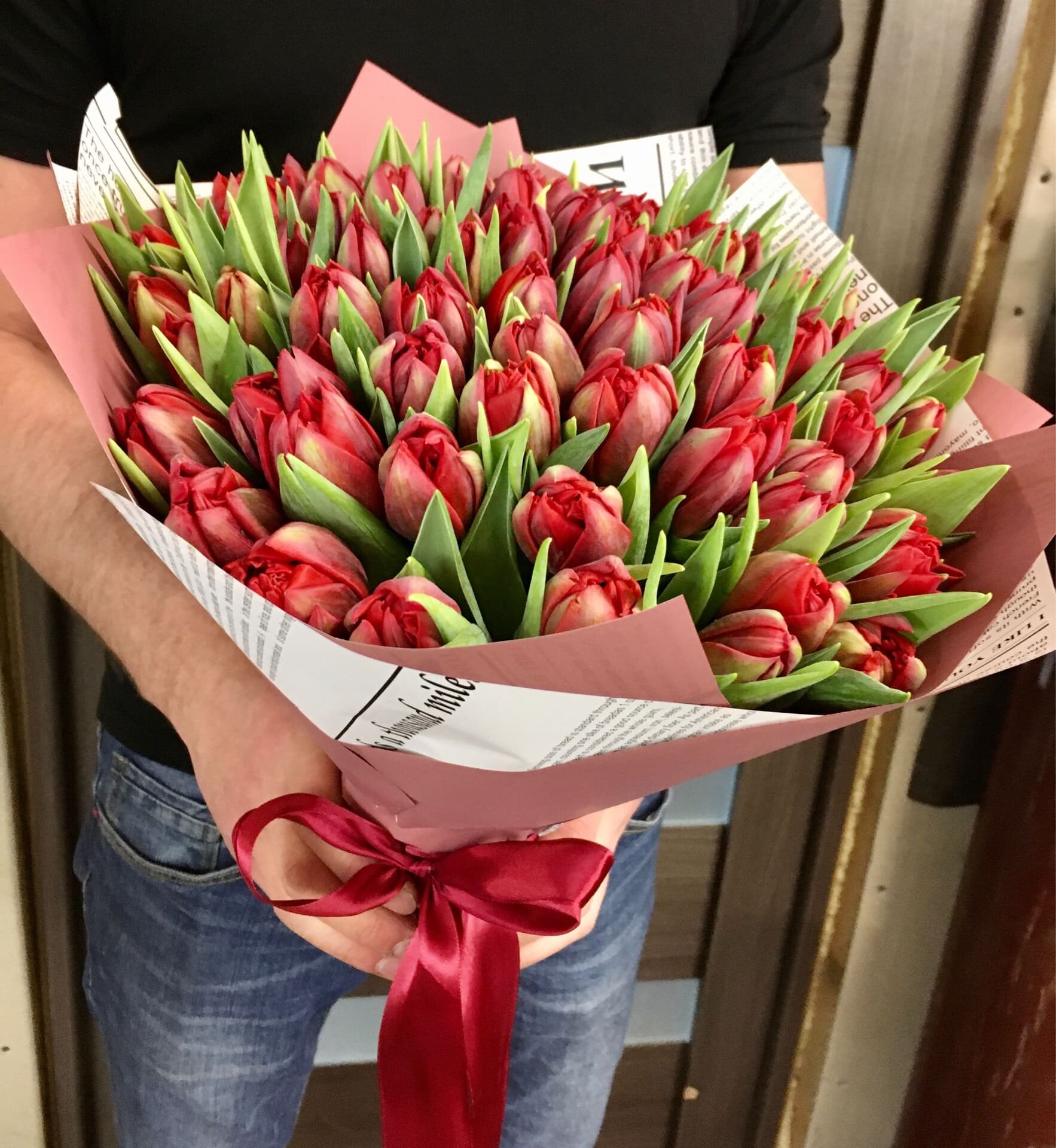 75 тюльпанов / Букет из 75 красных пионовидных тюльпанов в авторской упаковке