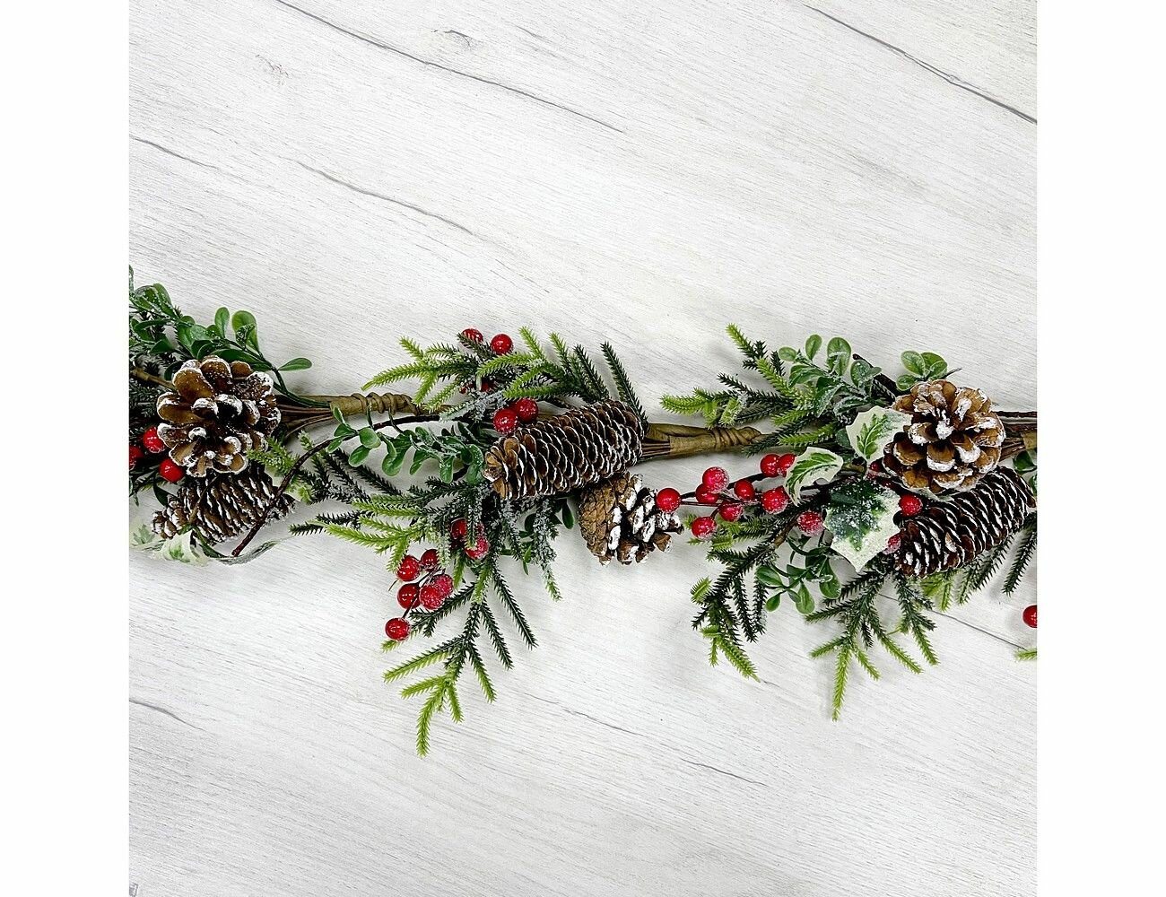 Хвойная гирлянда природная гармония с ягодами и шишками, хвоя литая 100%, 130 см, Christmas Deluxe 87367