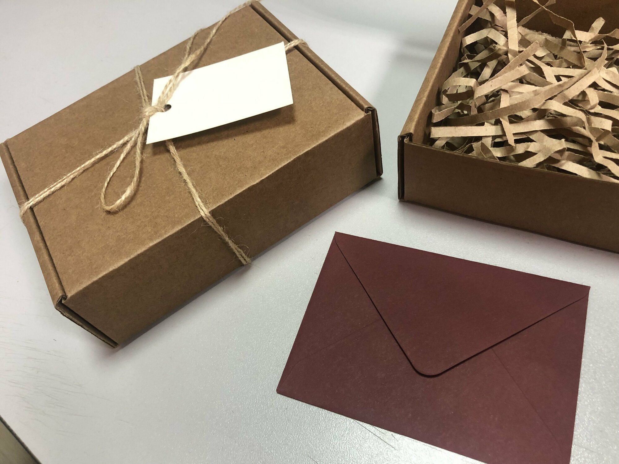 Подарочная коробочка Драйв Директ 14х10х4,5 см "Крафт с темно-бордовым" с наполнителем, подарочным конвертом и открыткой