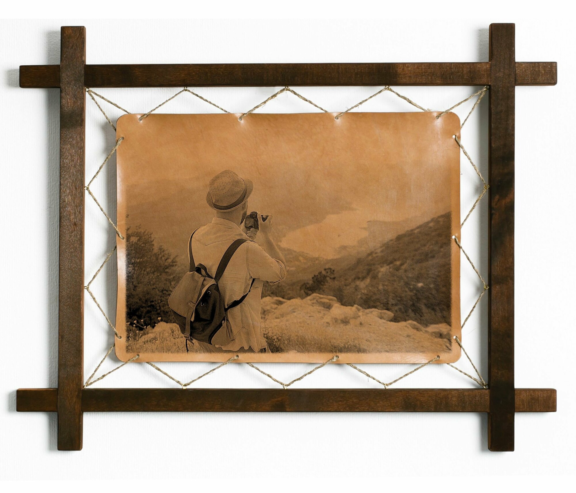 Интерьерная картина из натуральной кожи "Турист на смотровой площадке", декоративное настенное панно в деревянной раме, BoomGift