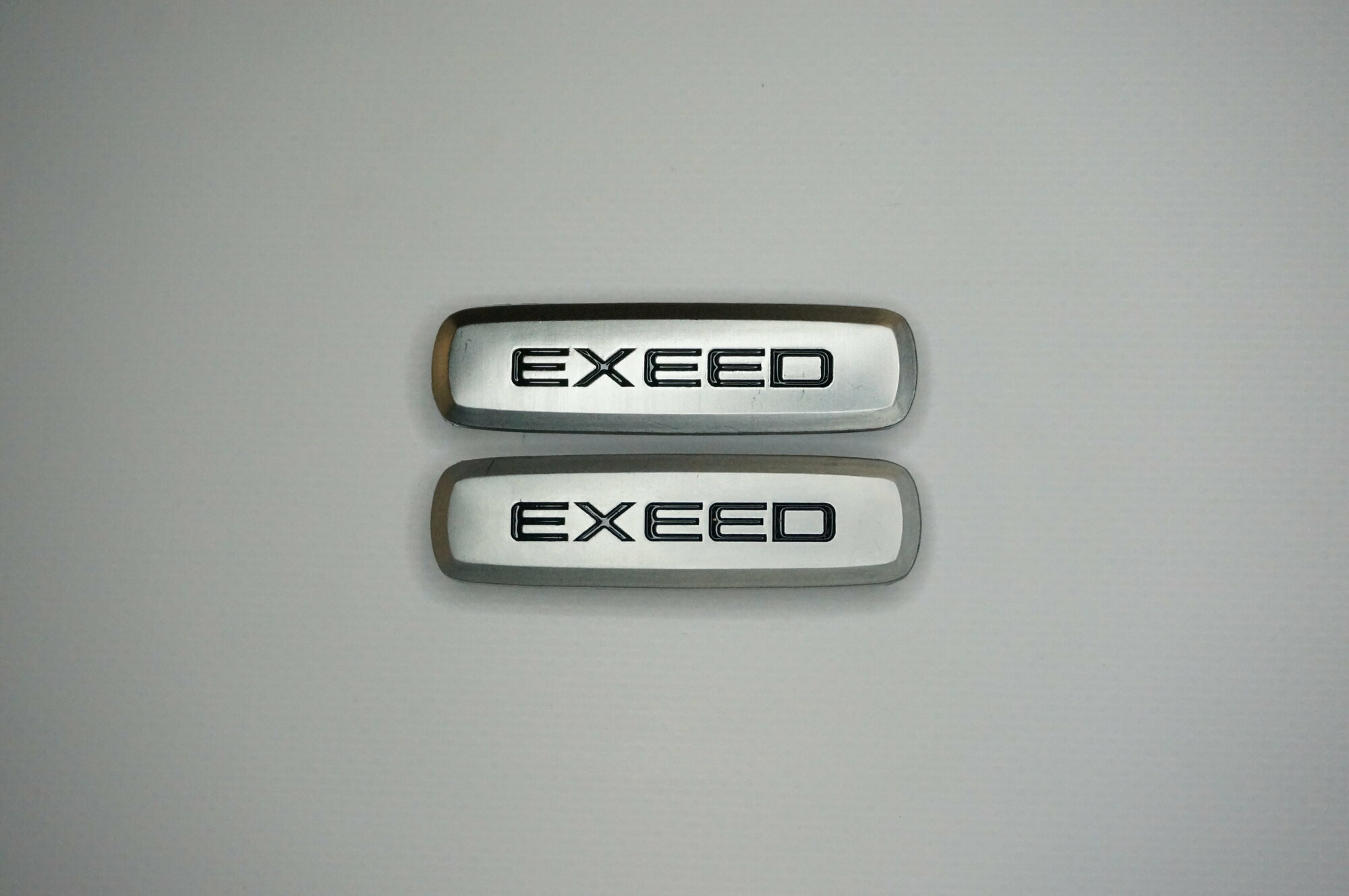 Логотип (шильдик) на автомобильный коврик с маркой автомобиля Exeed / Эксид