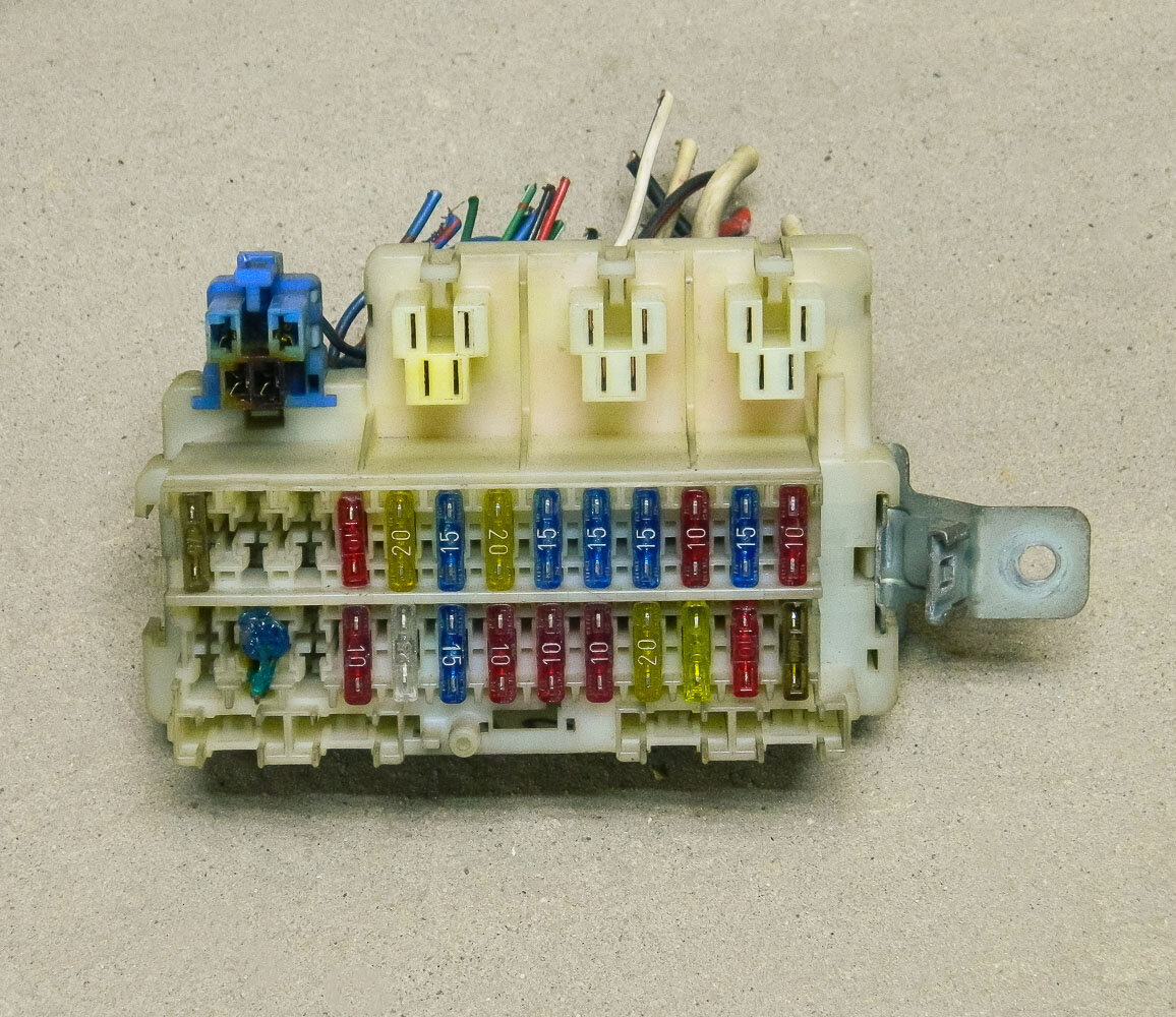 Блок предохранителей Nissan Primera P10 1.6