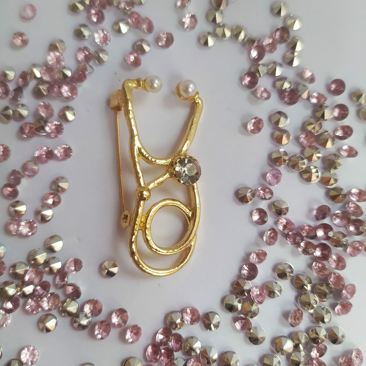 Брошь, стразы, пластик