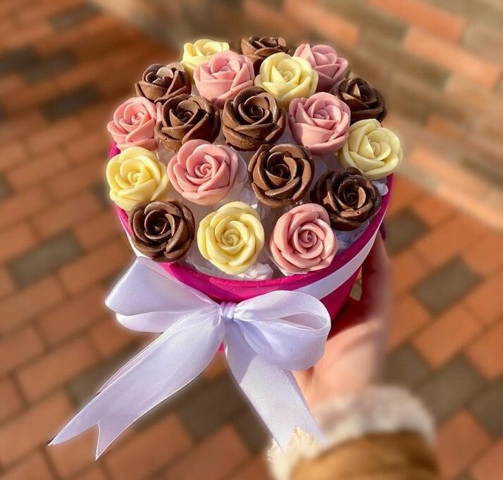 ShokoTrendy Сладкий букет из конфет Фуксия шоколадные розы в коробке 19 шт