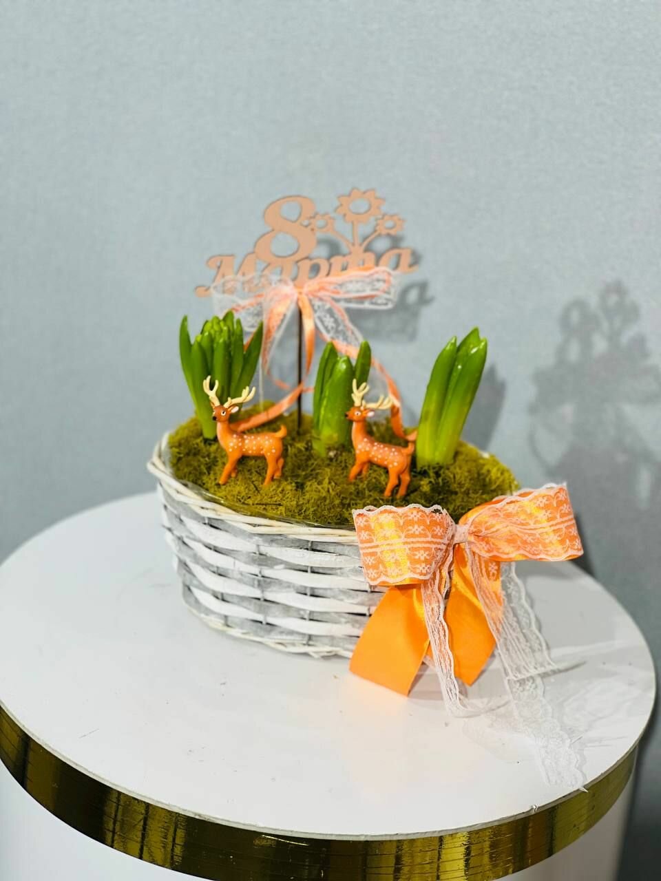 Весенние первоцветы / Гиацинт / Цветы в плетёном кашпо. Подарок на 8 марта