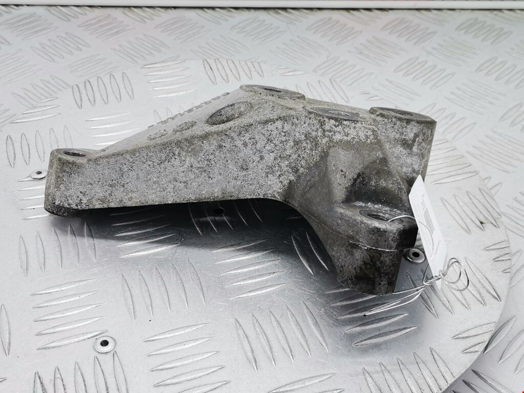 Кронштейн (крепление лапа траверса) кпп Opel Astra G 90538555 арт. 2036221