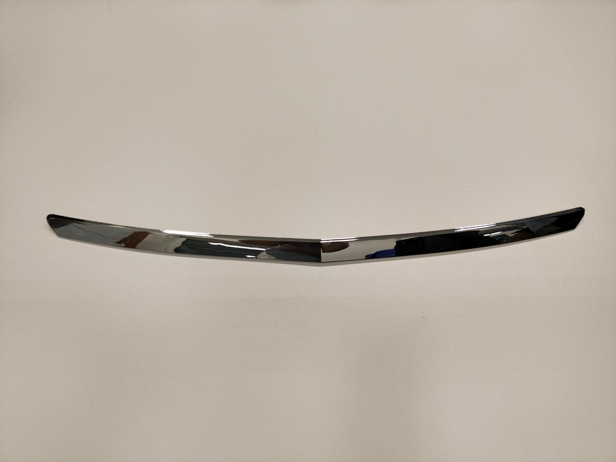 Молдинг капота Geely Emgrand EC7 [1.8 16V 5MT седан] 1068002014