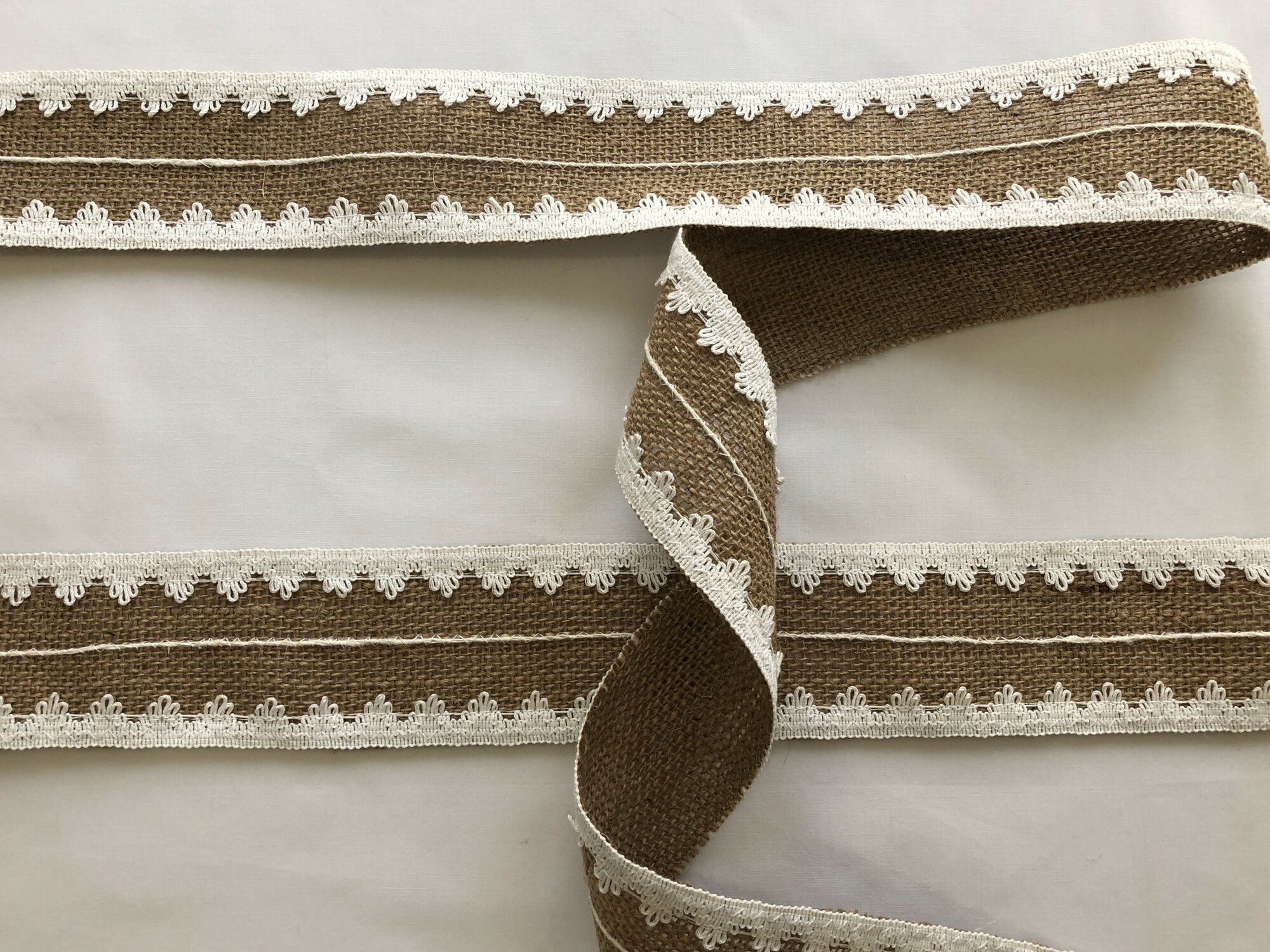 Лента джутовая с кружевом, 13-Л8-2, длина 1,51 м, ширина 5,8 см