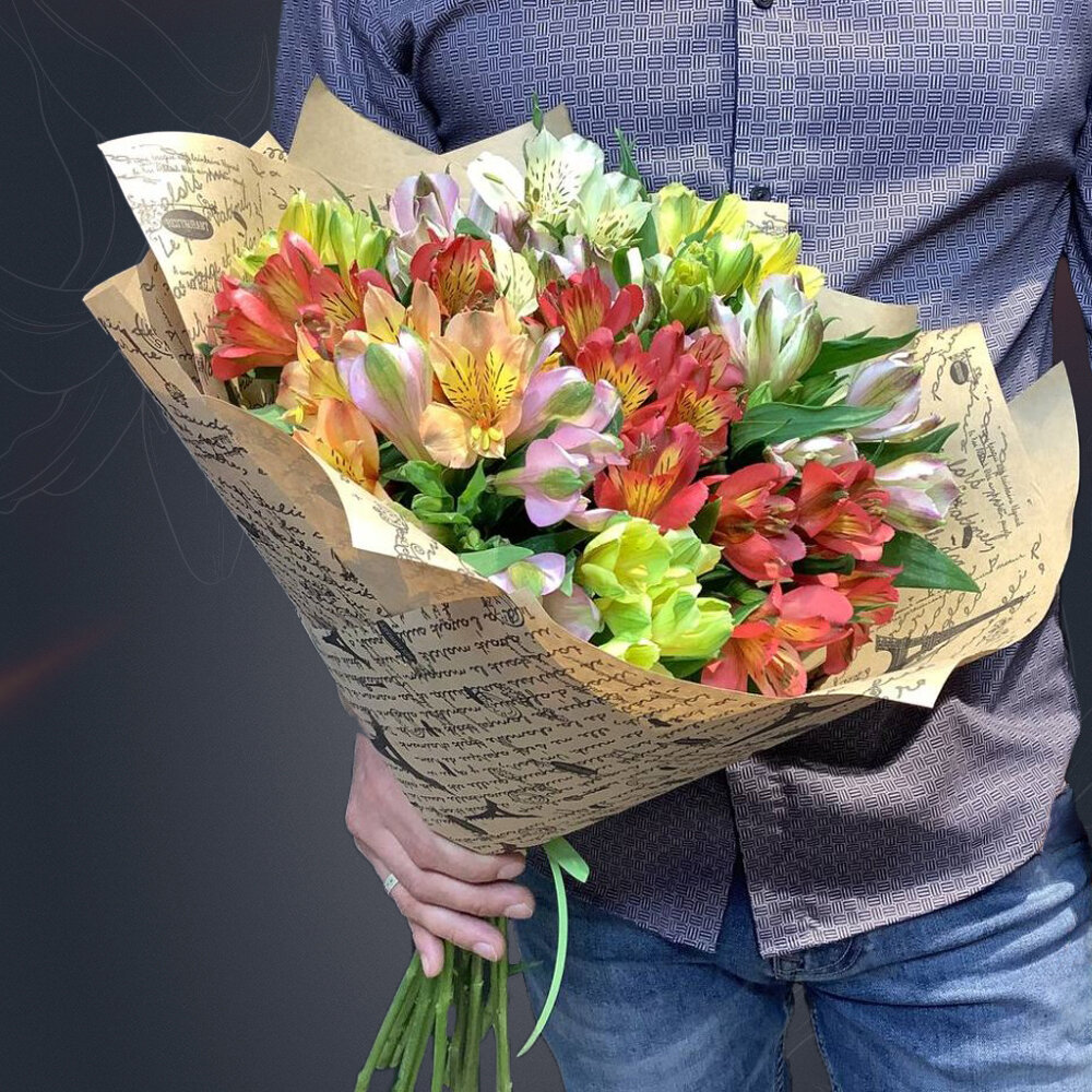 Классический букет из 15 альстромерий микс в крафте с атласной лентой от 2name Flowers