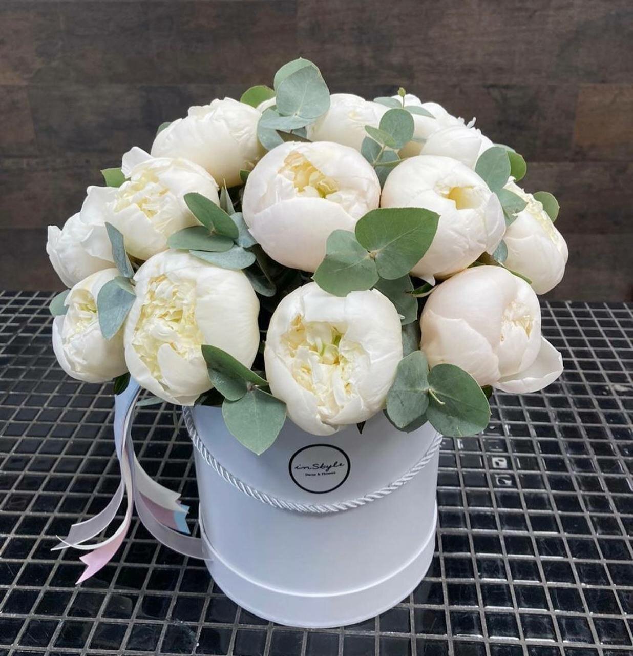 Премиум букет в шляпной коробке из белых пионов, премиум цветы, шикарный, красивый букет цветов, пионы белые.