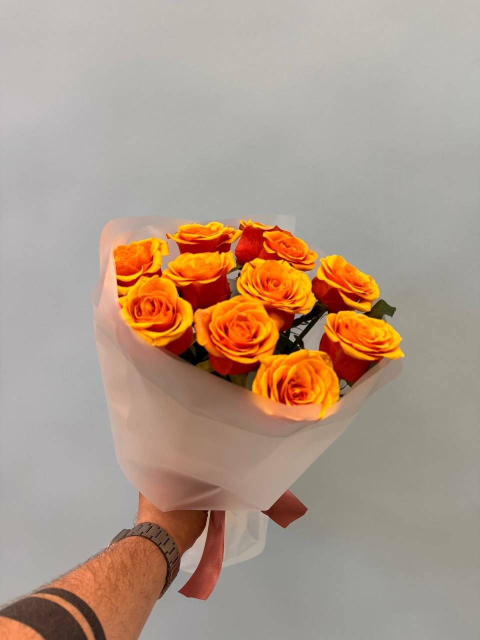 Монобукет огненные розы, 11 шт, высота 50см, в дизайнерской пленке
