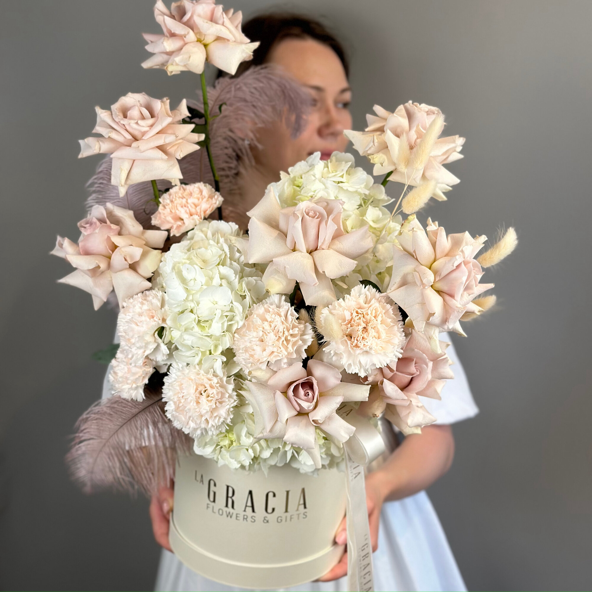 Цветы в коробке "Французские розы и гвоздики" от La Gracia, размер M