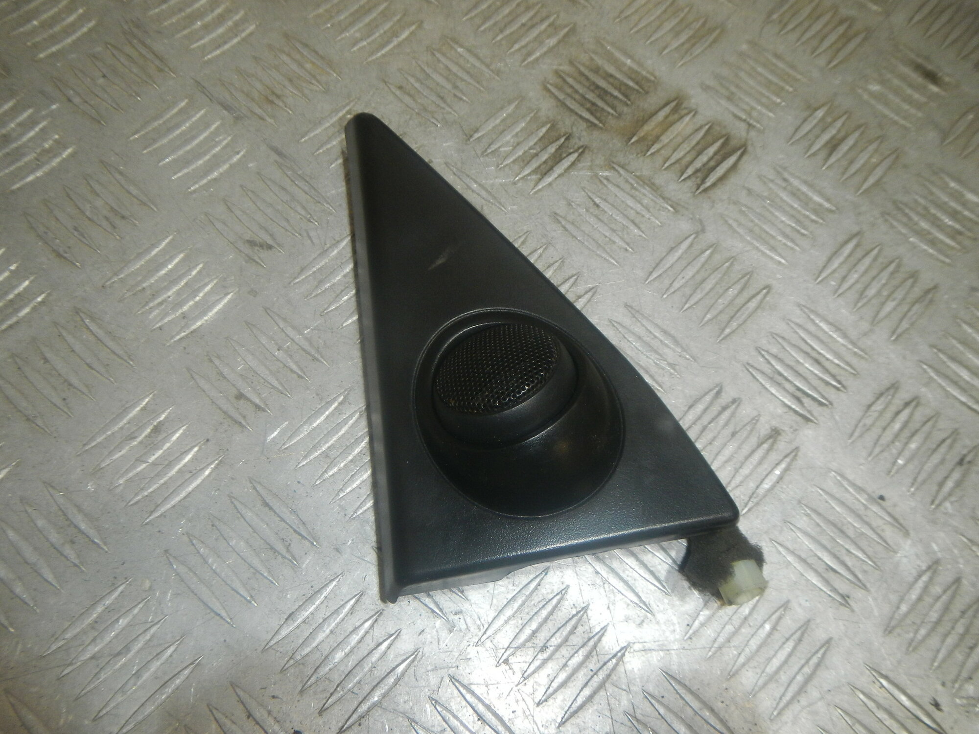 Б/У Уголок двери передней левой (внутренний), SsangYong (Сангйонг)-REXTON II (07-) SSANGYONG REXTON II (07-) Следы клея....