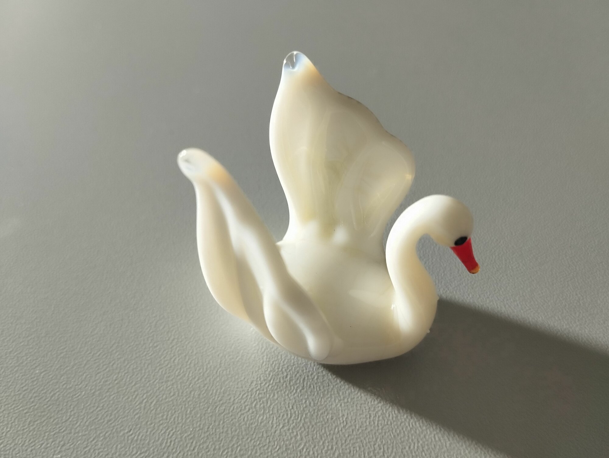 Стеклянная фигурка лебедь