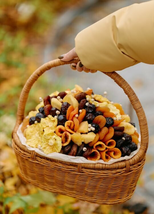 Корзина с сухофруктами “Сахара”: финики, курага, ананасы, размер XL, 30 см, от Vegato Studio