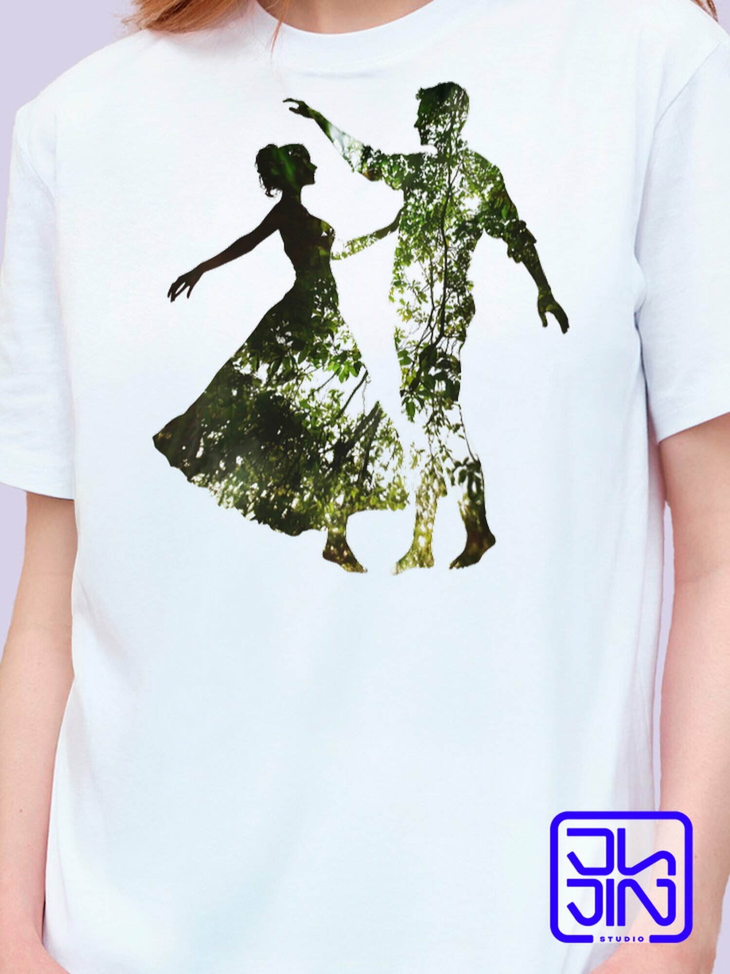 Футболка классическая женская с авторским принтом Танец белой изящной пары в зеленом абстрактном силуэте с листьями, белый хлопковый трикотаж с прикольным рисунком на груди