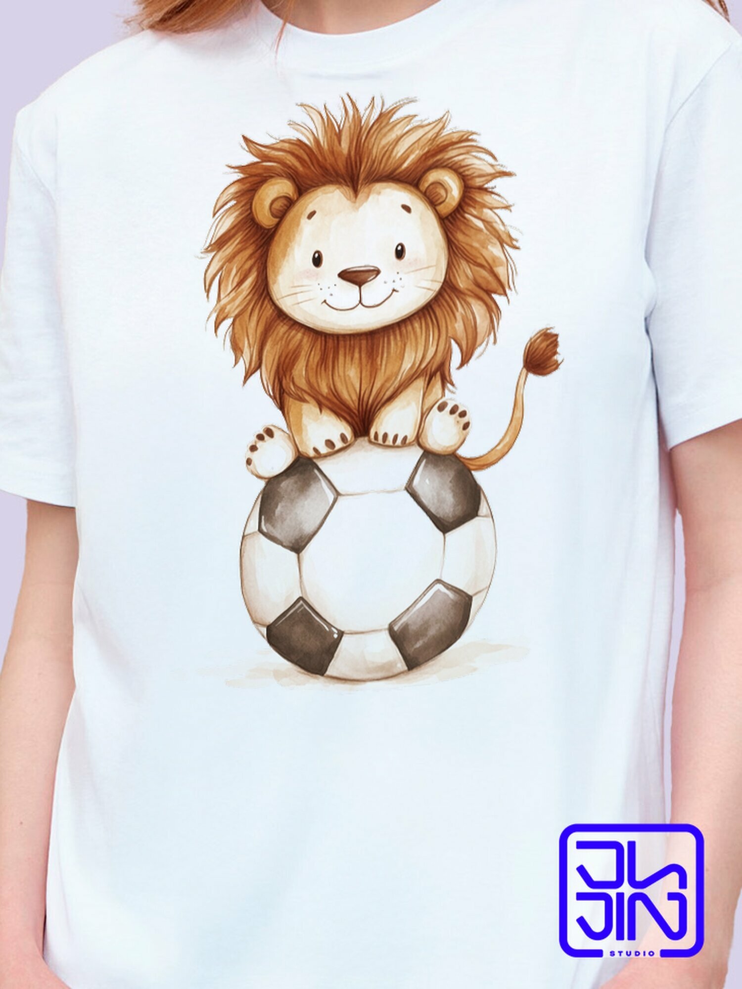 Футболка классическая женская с авторским принтом Веселый рыжий лев с пушистой гривой на коричневом футбольном мяче спорт, белый хлопковый трикотаж с прикольным рисунком на груди