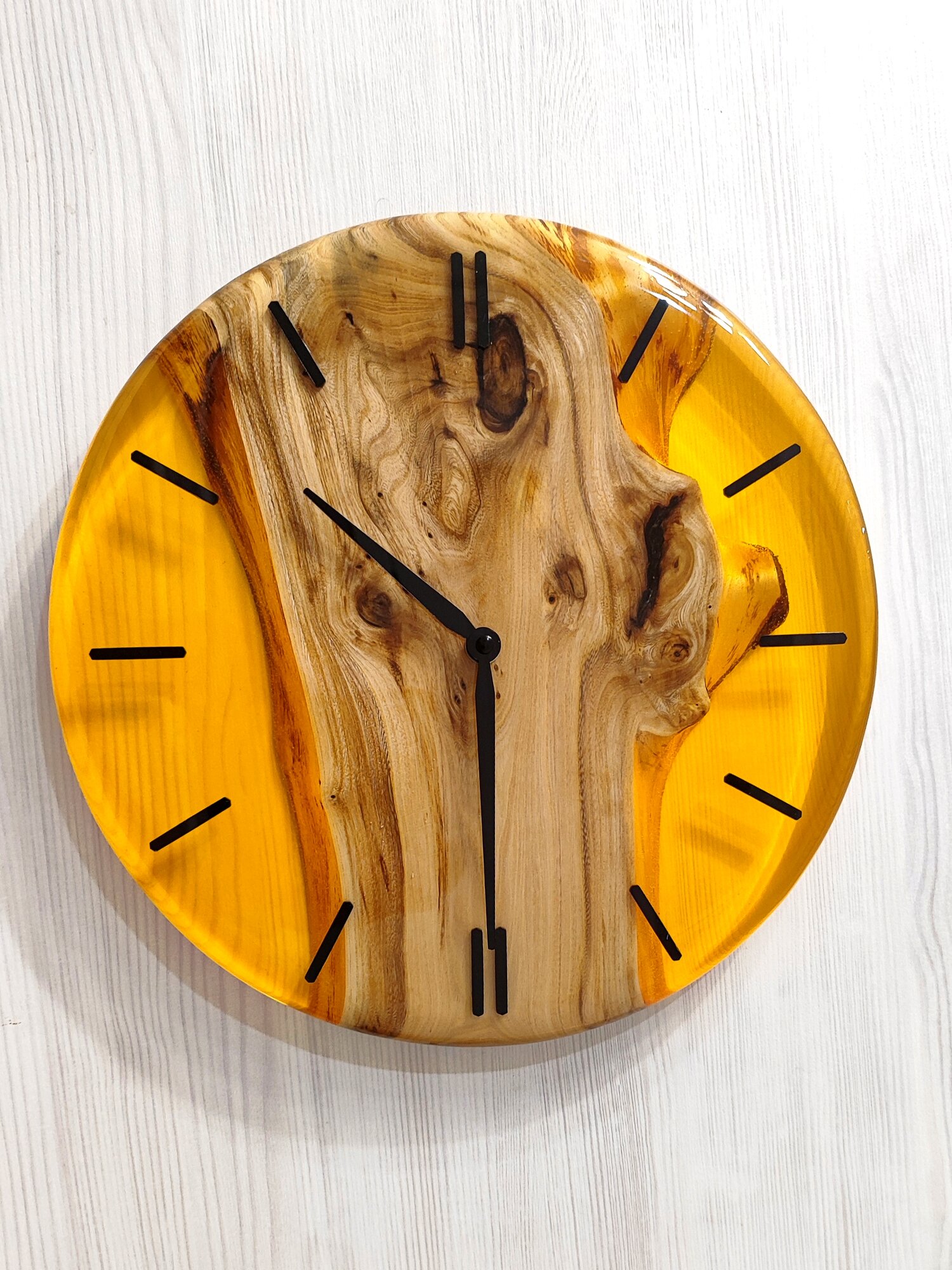 Настенные часы ручной работы из дерева и эпоксидной смолы "Янтарный карагач 2512", 335*335*30 мм