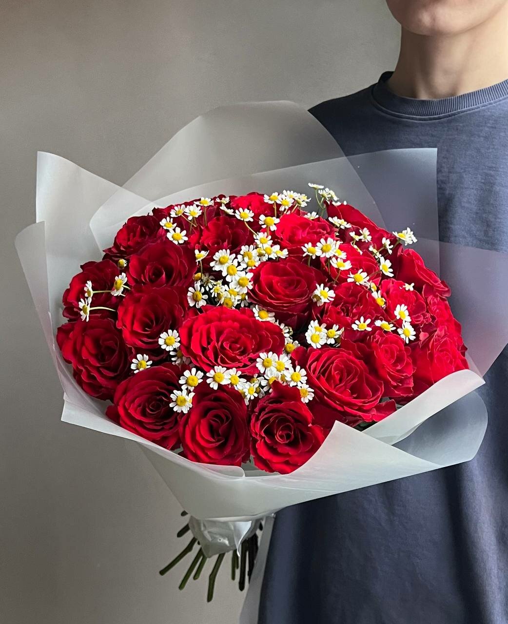 Букет из 25 красных роз с ромашками