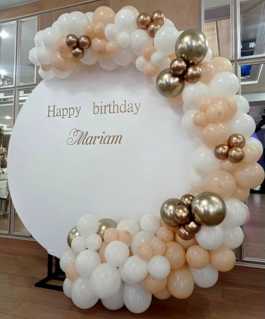 Фотозона круглая с баннером и разнокалиберной гирляндой