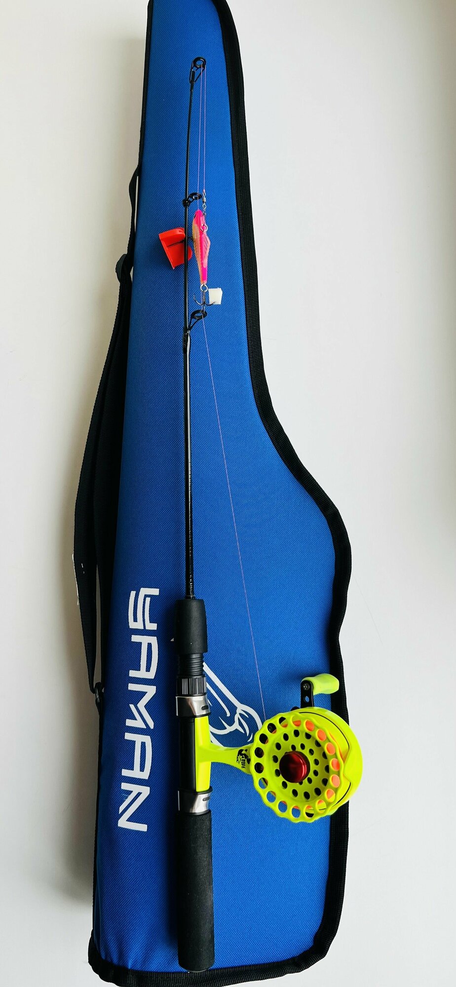 Оснащенное зимнее удилище в чехле с мультипликаторной катушкой