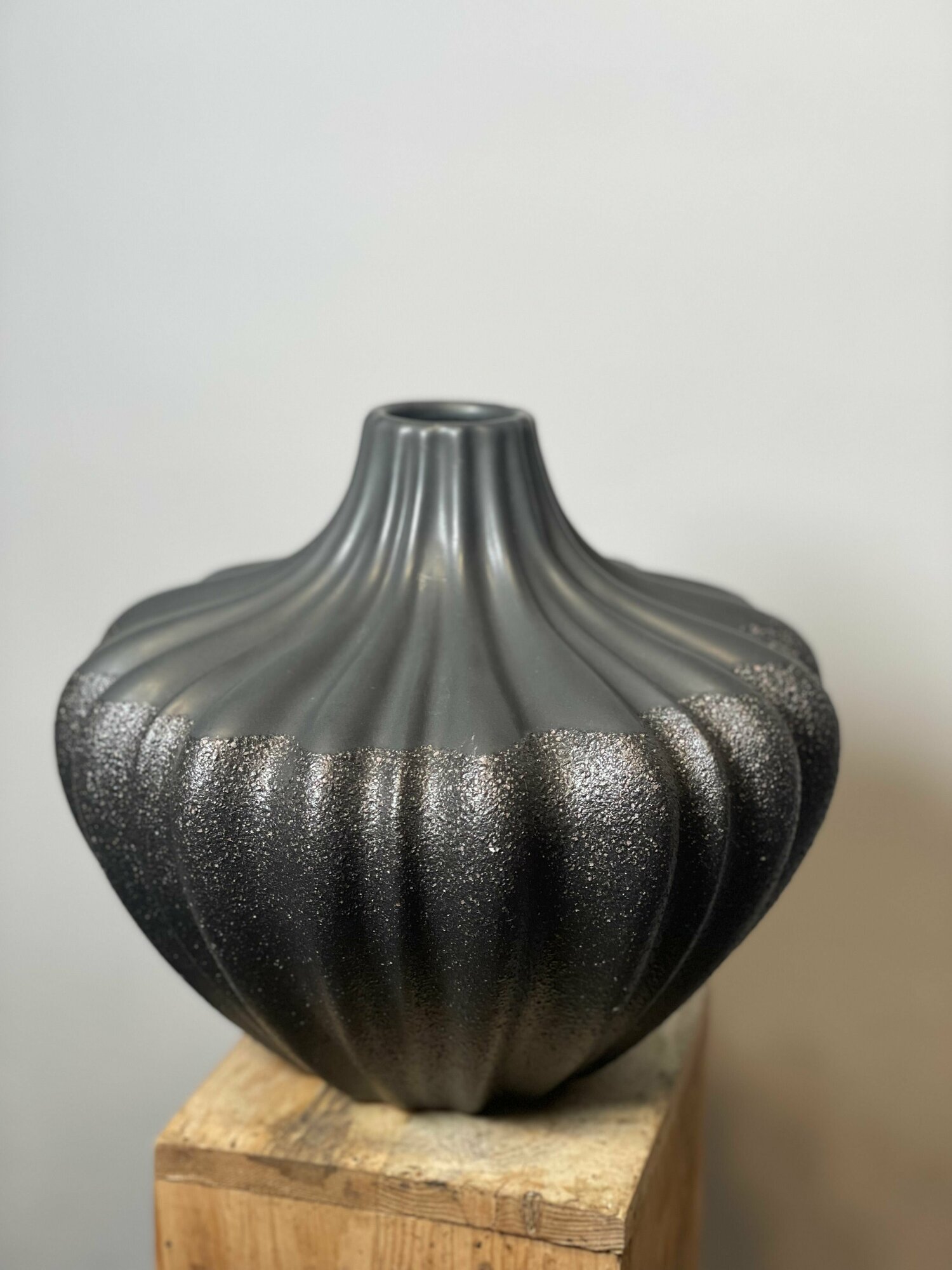 Ваза Тюльпан, рельефная черная (h 21 см.)