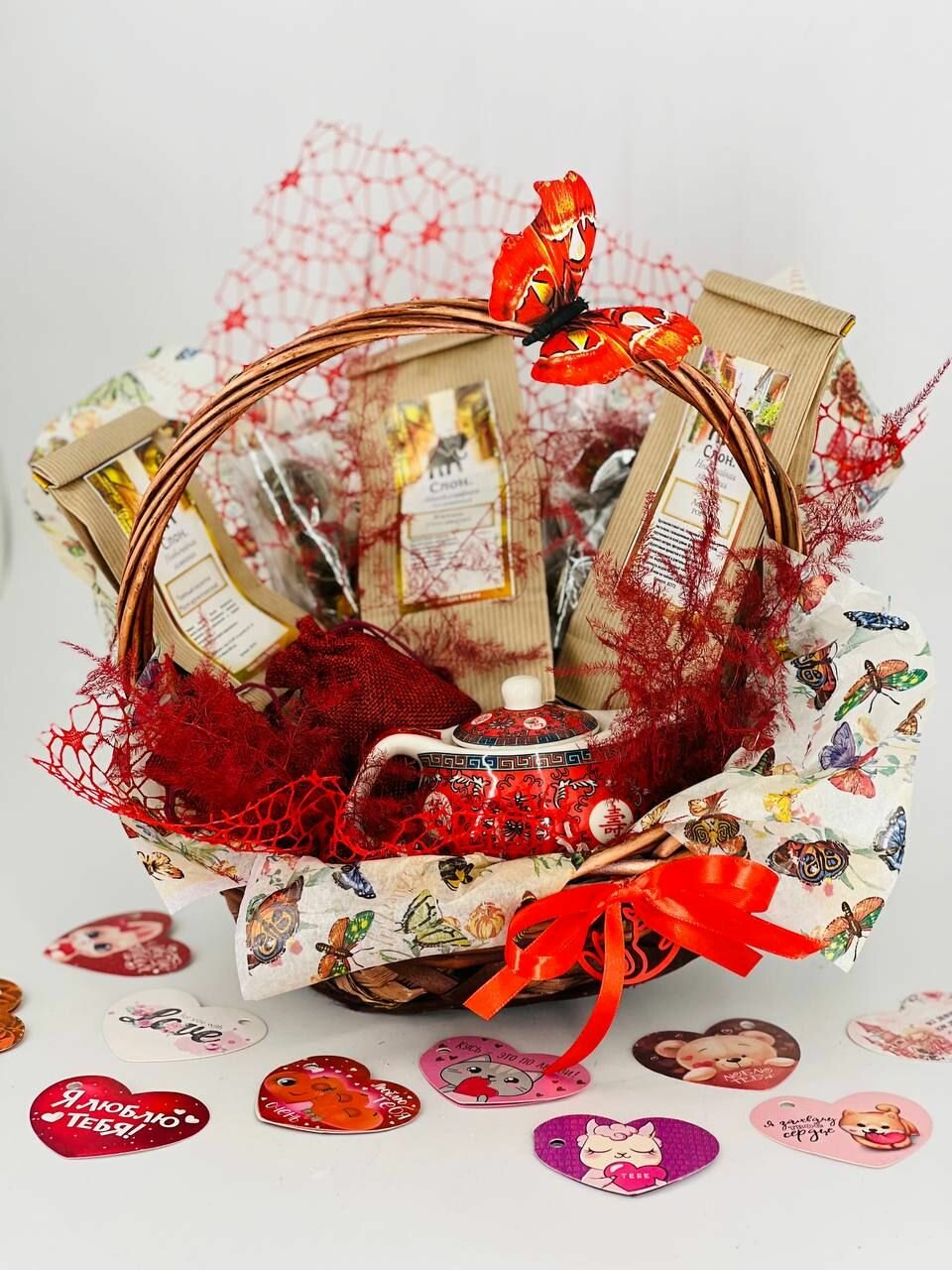 Чайная корзина "чай с чайником и орехи в белом бельгийском шоколаде "