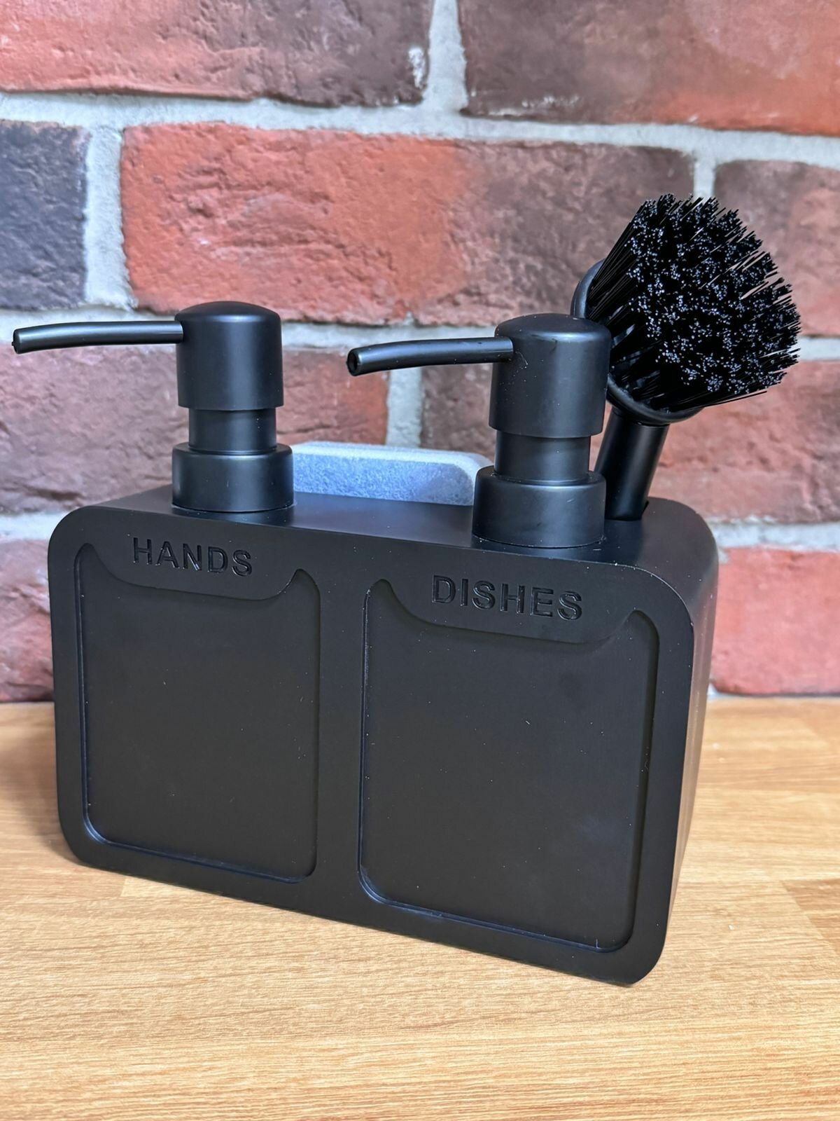 Дозатор для моющего средства на кухню двойной , диспенсер для мыла с губкой и щеткой черный