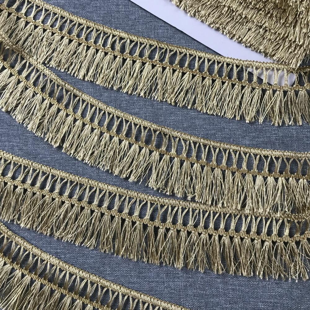 Бахрома для штор, покрывал/тесьма с кисточками для мебели/, ширина 7 см, цв. темно-золотистый, длина 4 метра