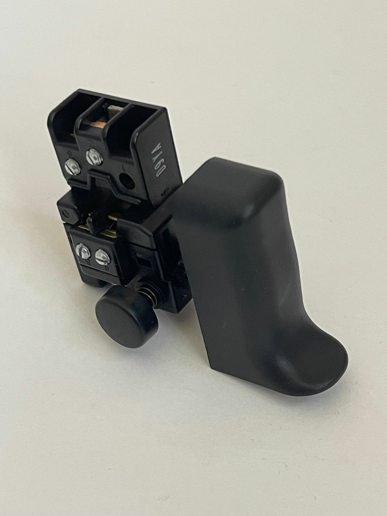 Выключатель TG71ARS-1 подходит для сабельной пилы MAKITA JR3060T. :