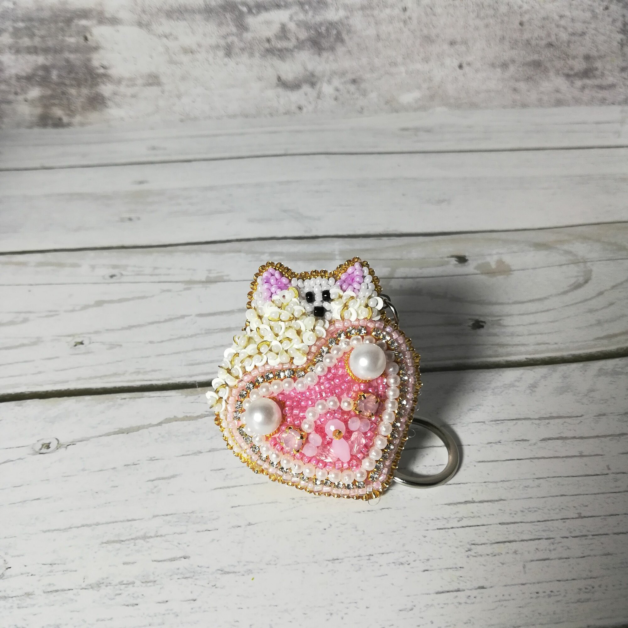 Брелок ручной работы "Котенок с сердечком" из бисера, пайеток, жемчуга, золотой канители и страз