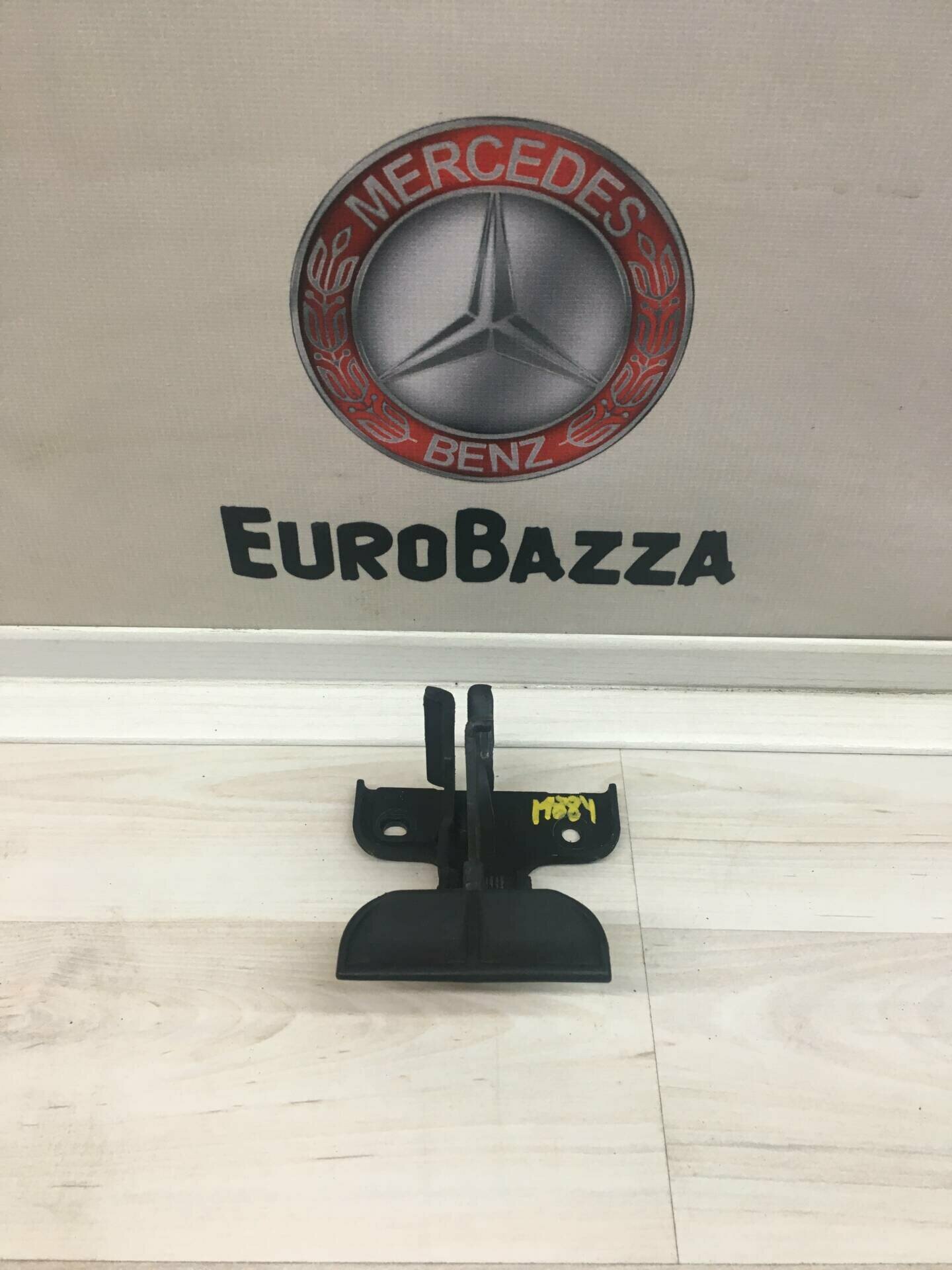 Замок капота Mercedes W203 Conversion A2038800164
