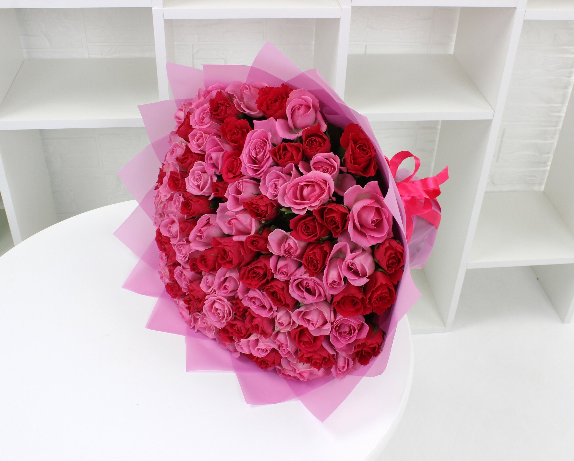 Букет THE FLOREAL, 101 роза, 40 см, монобукет, в аквабоксе и с атласным бантом