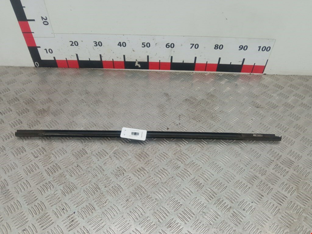 Уплотнитель стекла двери Opel Astra J 13391184 арт. 1710893