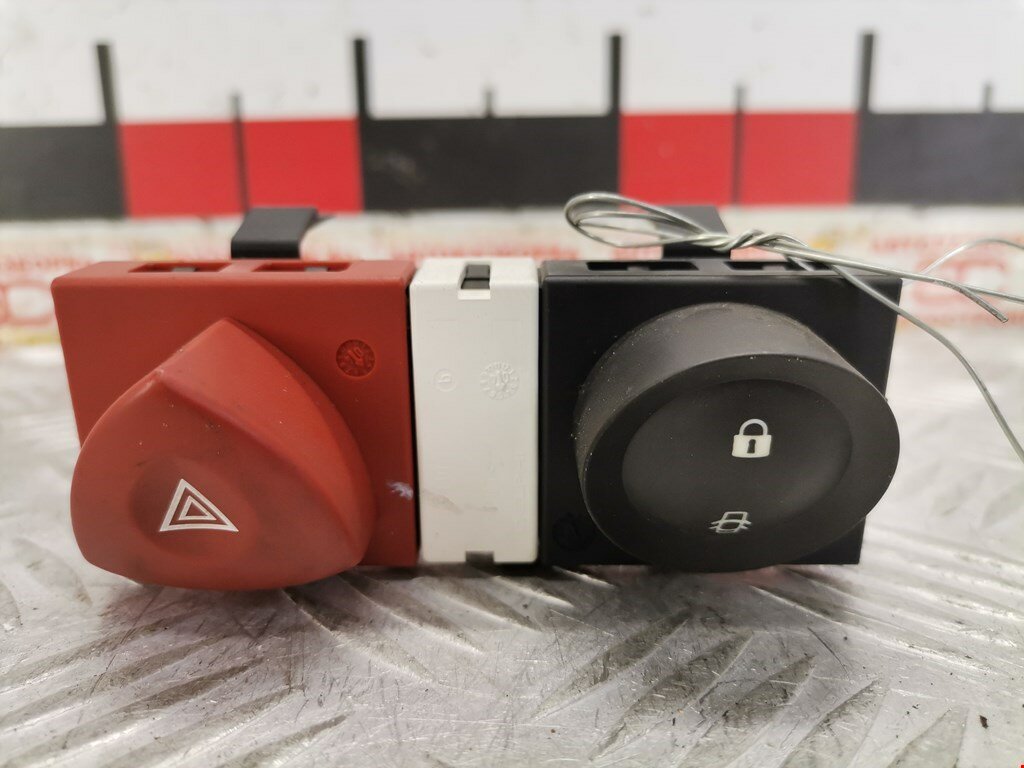Кнопка аварийной сигнализации Renault Megane 2 8200095493 арт. 783585