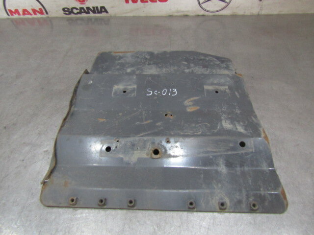 Брызговик металлический передний левый Scania P, R, G, есть повреждение