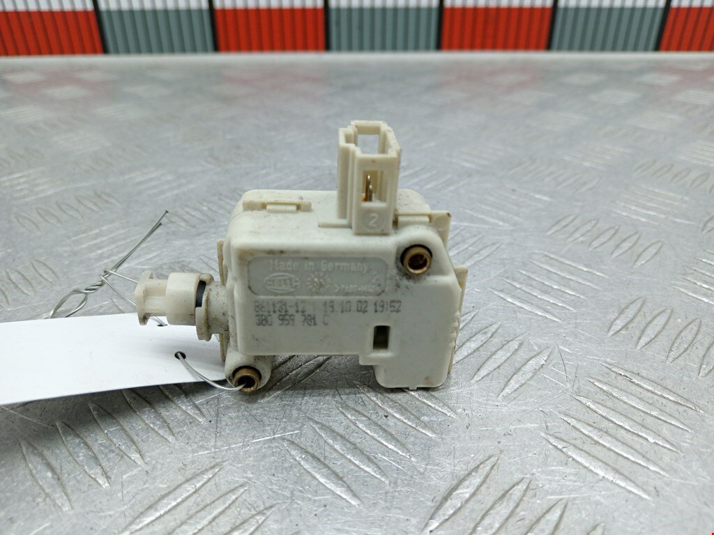 Сервопривод (электропривод моторчик привода) замка крышки багажника Volkswagen Polo 4 3B0959781C арт. 2116506