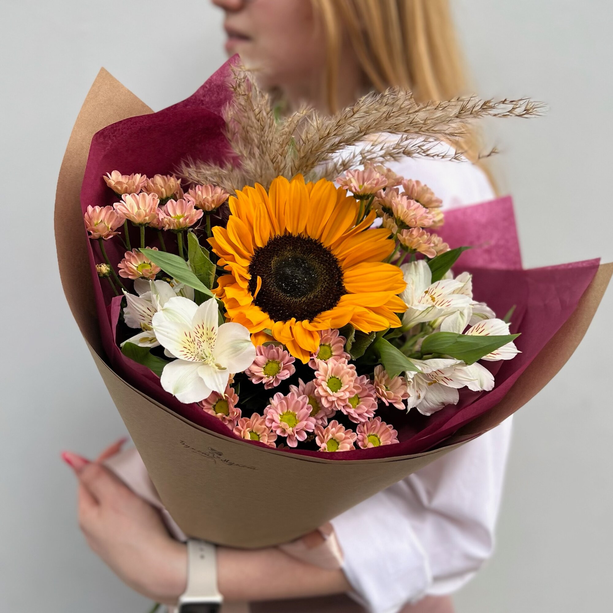 Букет цветов «Крылов» (подсолнух, сантини, альстромерия) «Букет-Мукет»