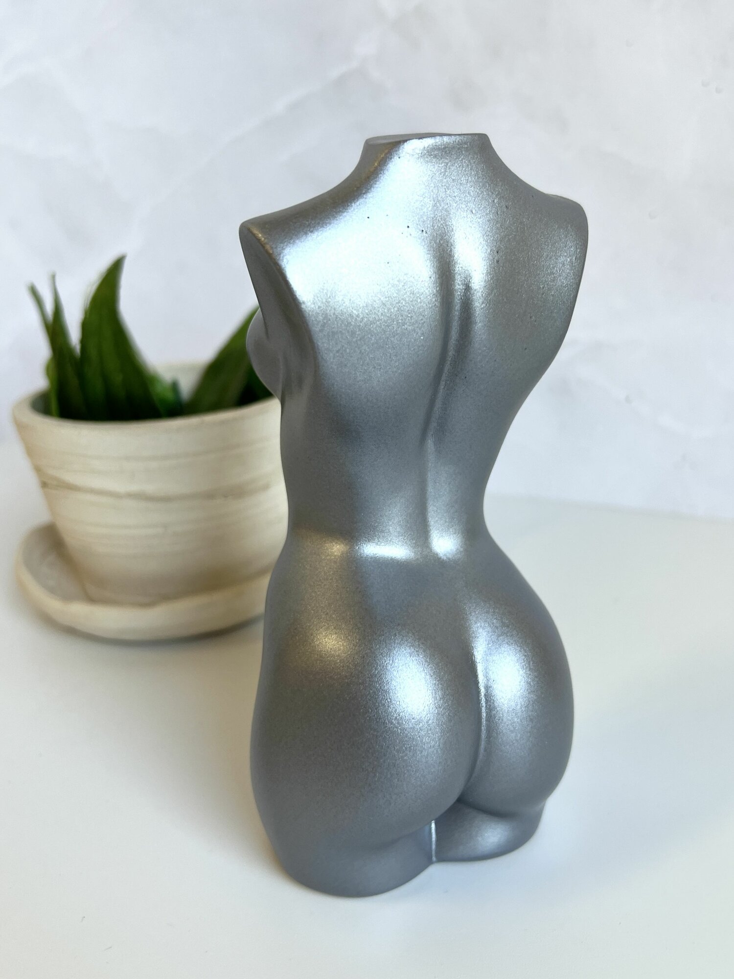 Статуэтка тело девушки серебристое без цепочки. Гипс. Высота 15 см.