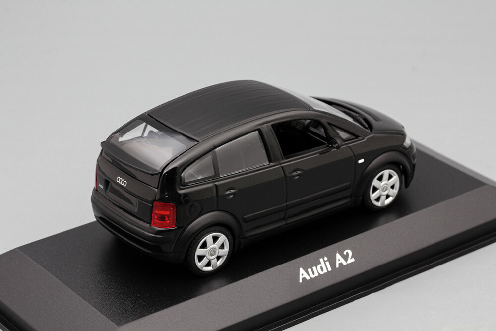 Модель коллекционная MAXICHAMPS Audi A2 2000 black metallic — фото 1