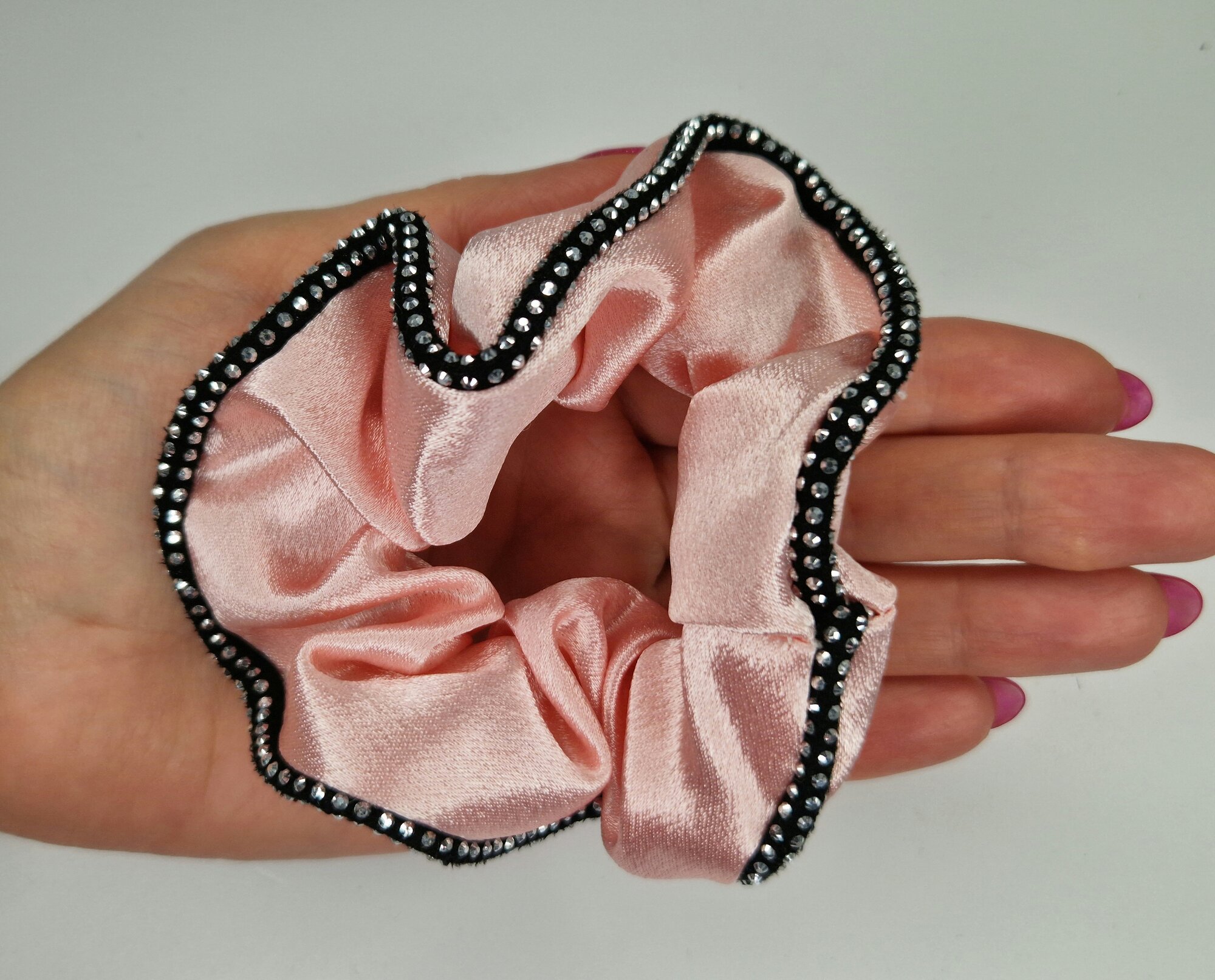 Резинка для волос, шелковая, со стразами, большая, 10 см розовая