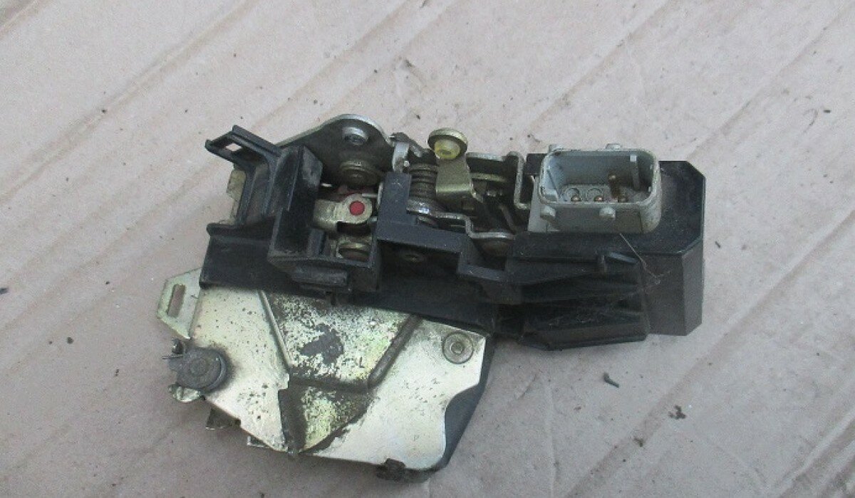 Замок двери задней левой 5-серия E39 BMW 67118352165