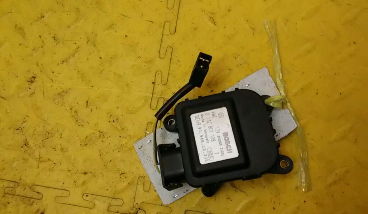Моторчик заслонки печки W210 E-klasse Mercedes-Benz A0132801108