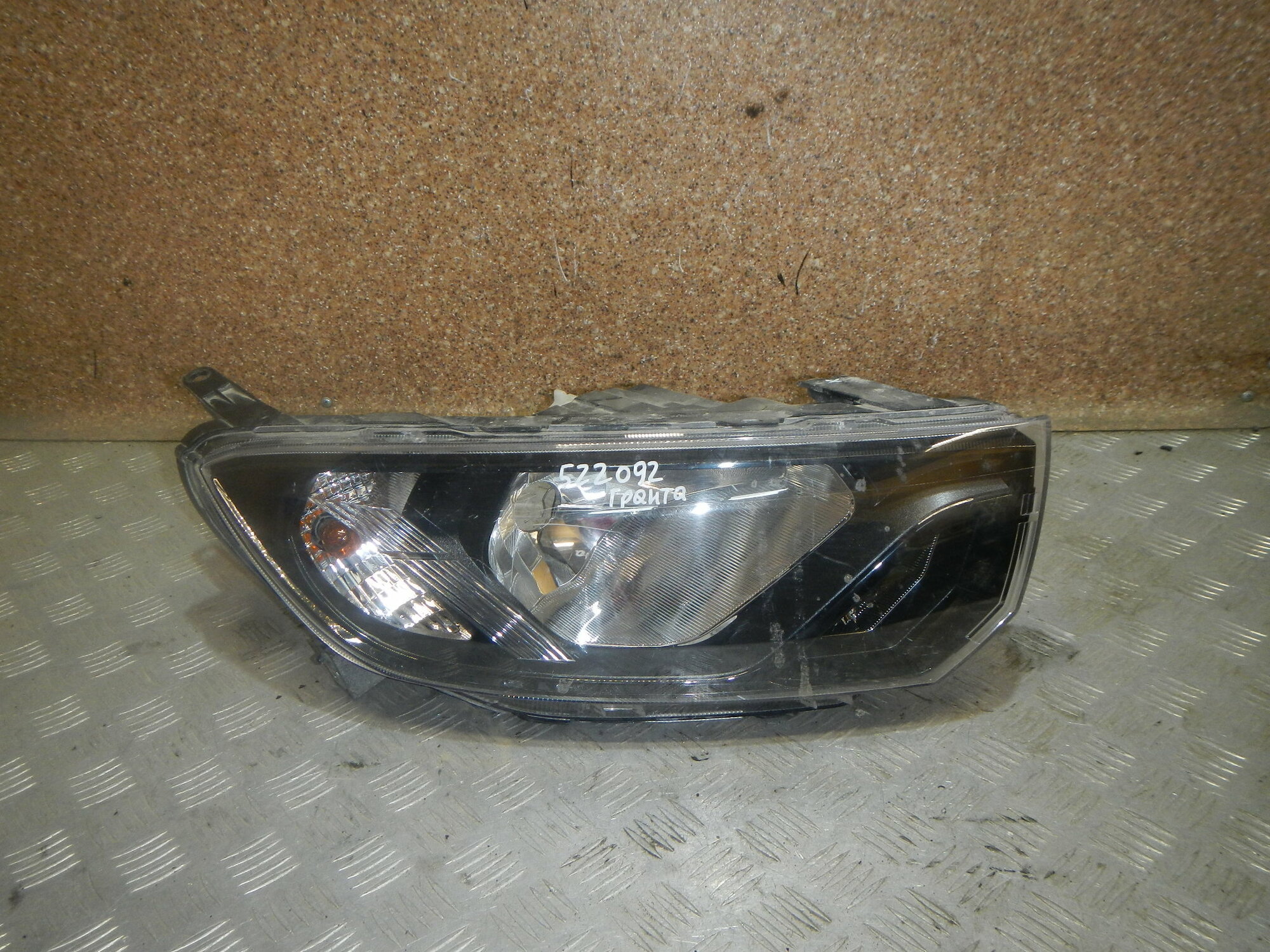 Б/У Фара правая, ВАЗ (VAZ)-LADA GRANTA (гранта) FL (18-) LADA GRANTA (Гранта) FL (18-) Сломано крепление, царапины на ст...