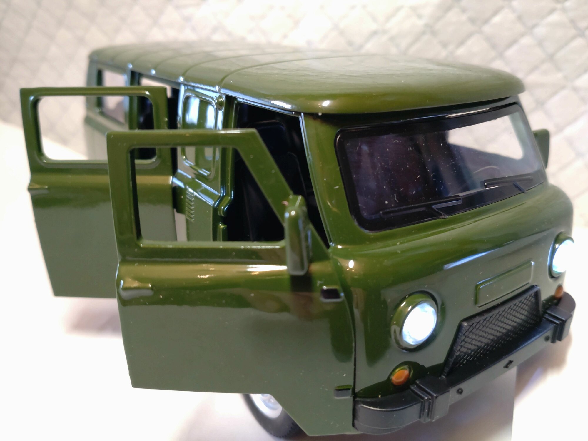 Микроавтобус УАЗ -452 буханка, металлическая модель 1:24, длина 19 см, открываются двери, задние двери, световые и звуковые эффекты.