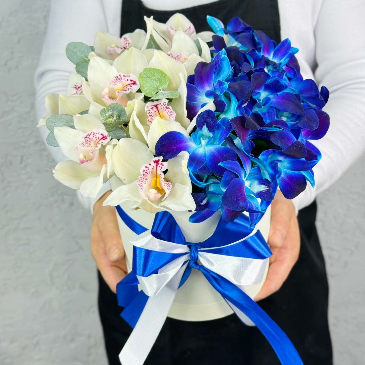 Шляпная Коробка "Белые и Синие Орхидеи" Rybe Flowers, для Любимой/Бабушке/Коллеги